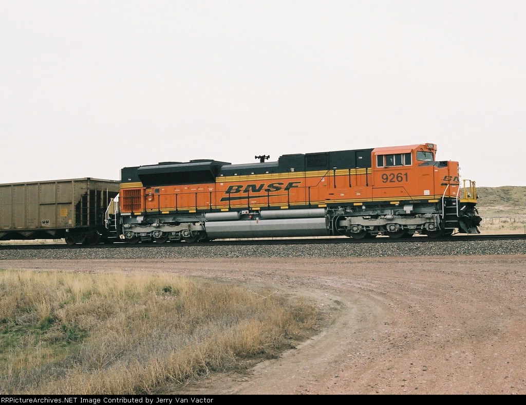 BNSF 9261 is the DPU wb behind 3 head end power units